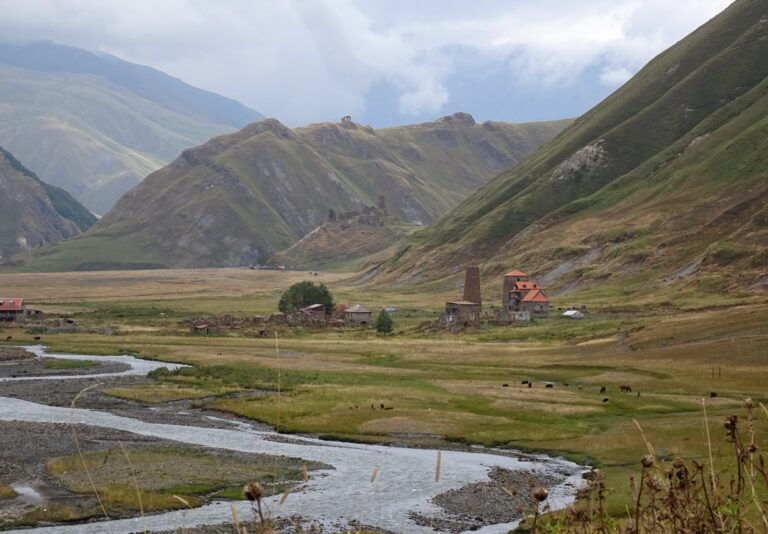 Dolina Truso - jednodniowy trekking w Gruzji - Plecak Izerki