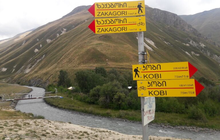 Dolina Truso - jednodniowy trekking w Gruzji - Plecak Izerki